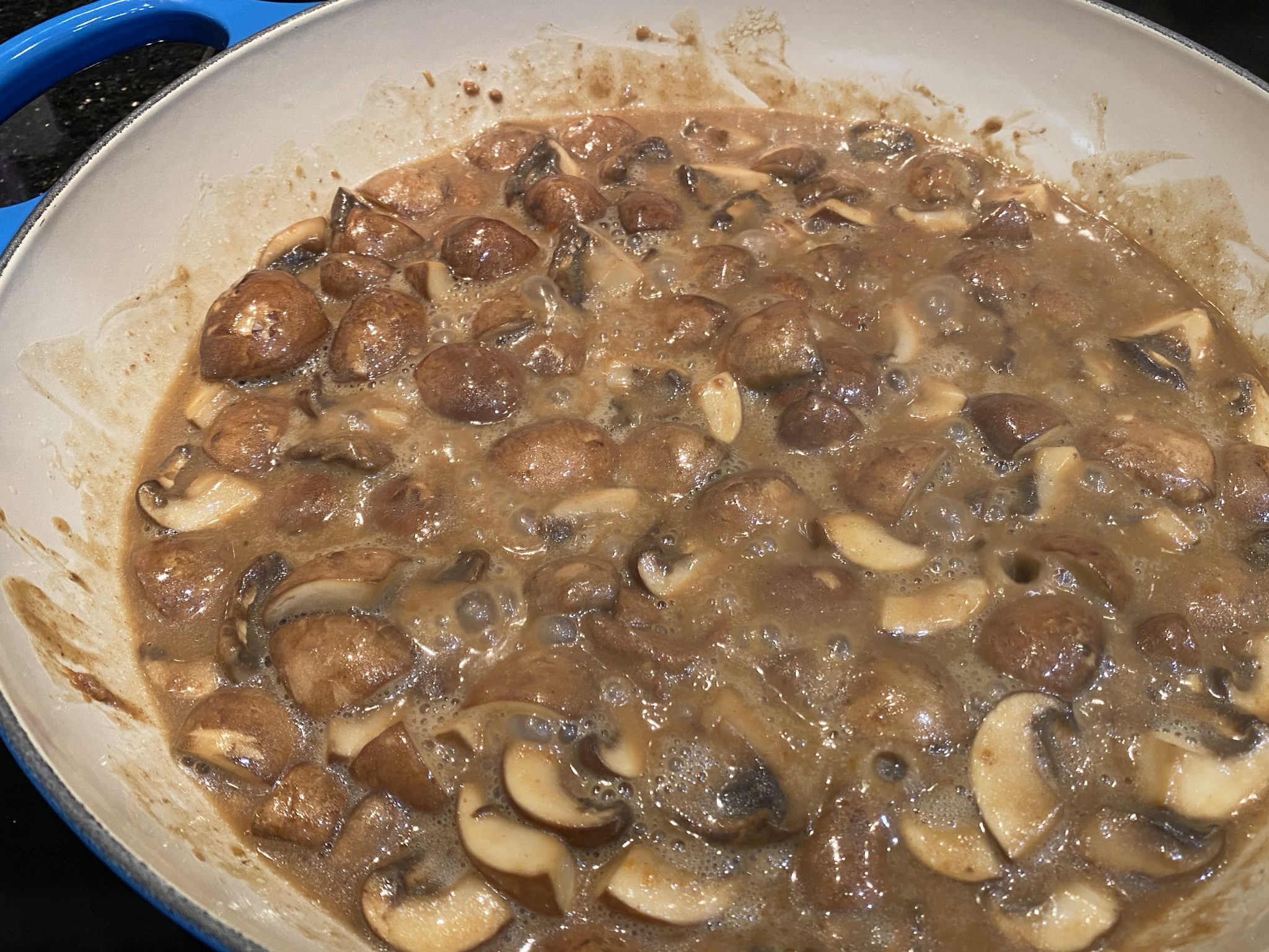 Vegane Rahm-Champignon-Pfanne mit frischem Blattspinat - My Little Diner